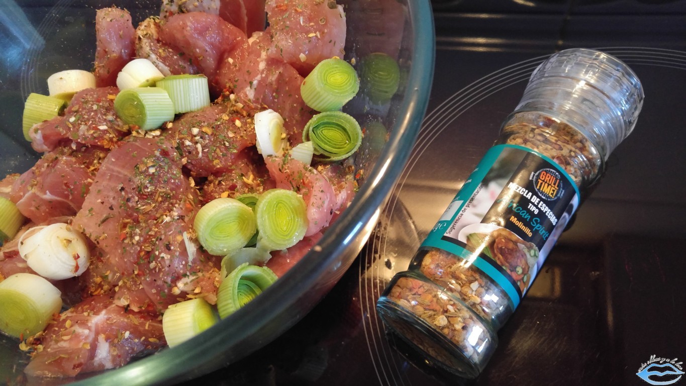 Brochetas de cerdo African Spirit – entre obleas y a lo loco