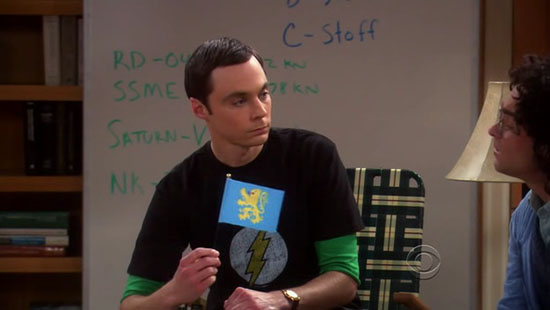 Sheldon Cooper y diversión con banderas - Wiki Banderas