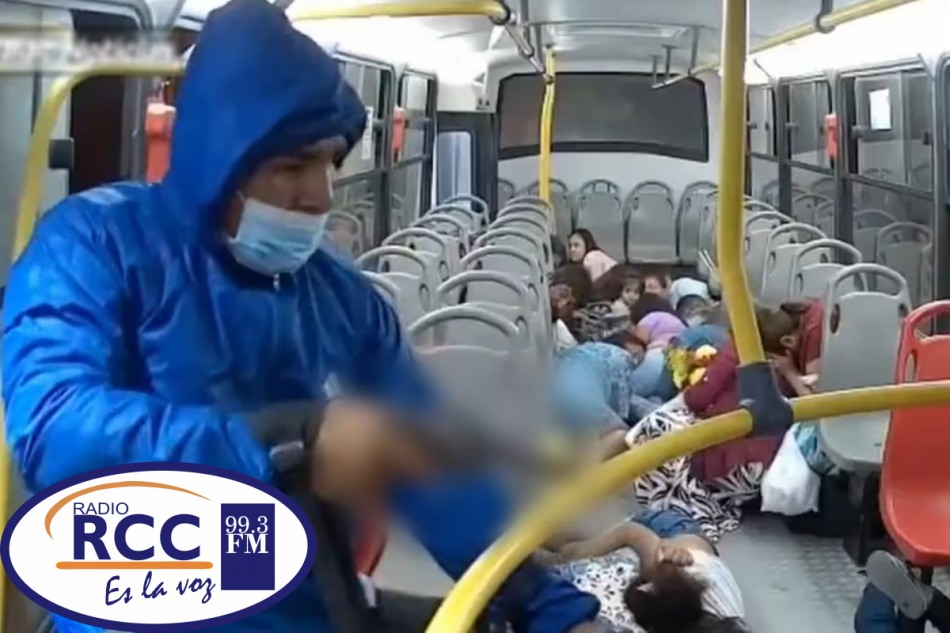 CÁMARAS DE SEGURIDAD DE BUS REGISTRARON VIOLENTO ASALTO CON ARMA Y ...
